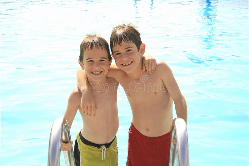 Due Ragazzi in Piscina immagine stock. Immagine di bambino - 5613089