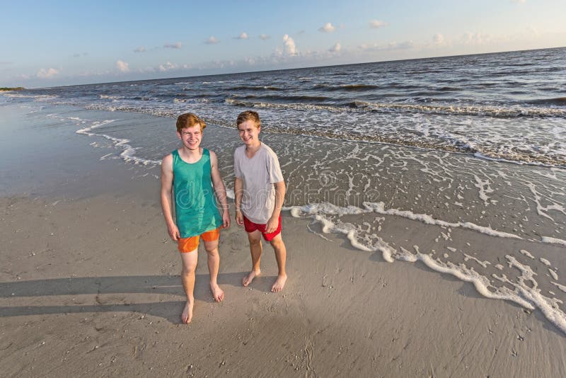 Ragazzi bei alla spiaggia fotografia stock. Immagine di attraente ...