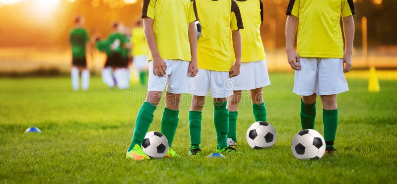 Ragazzi Che Preparano Calcio Bambini Che Giocano a Calcio in Uno Stadio ... Ragazzi Che Preparano Calcio Bambini Che Giocano a Calcio in Uno Stadio ...