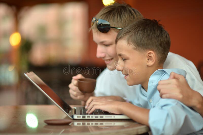 Ragazzi Al Computer Portatile Immagine Stock - Immagine di concentrato ...