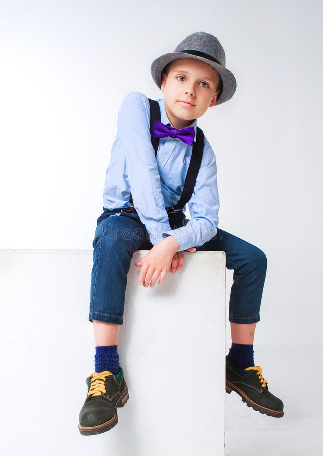 Ragazzo Alla Moda Che Porta Un Cappello Immagine Stock - Immagine di ...