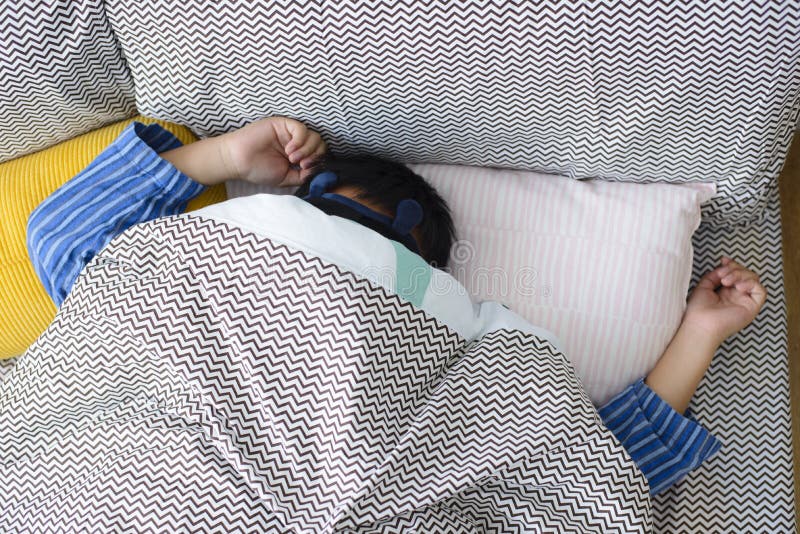 Ragazzo Asiatico Che Dorme Sotto Una Coperta Fotografia Stock ...