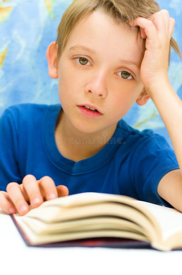 Il Ragazzo Legge Un Libro Con Il Braccio Appoggiato Sulla Guancia