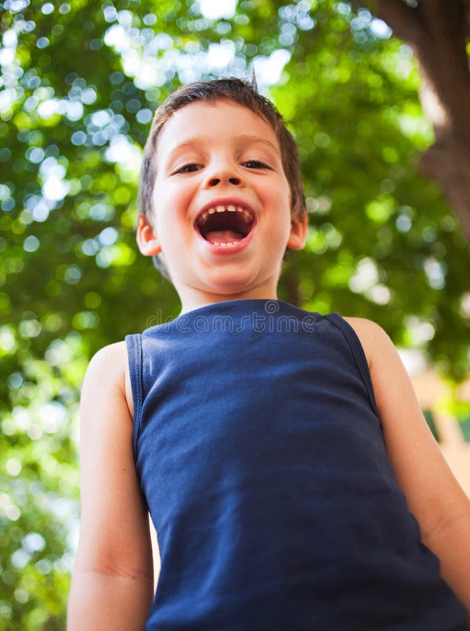 Ragazzo che ride nel parco fotografia stock. Immagine di aperto - 36497642