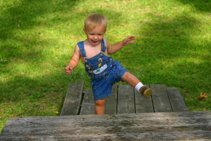 Ragazzo Che Ride Sul Pilastro Fotografia Stock - Immagine di erba ...