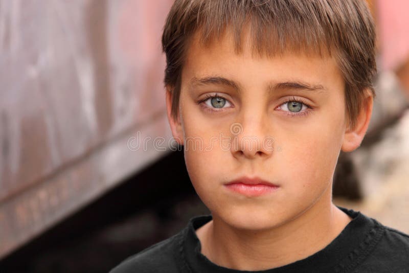 Ragazzo con i bei occhi immagine stock. Immagine di osservare - 9353053