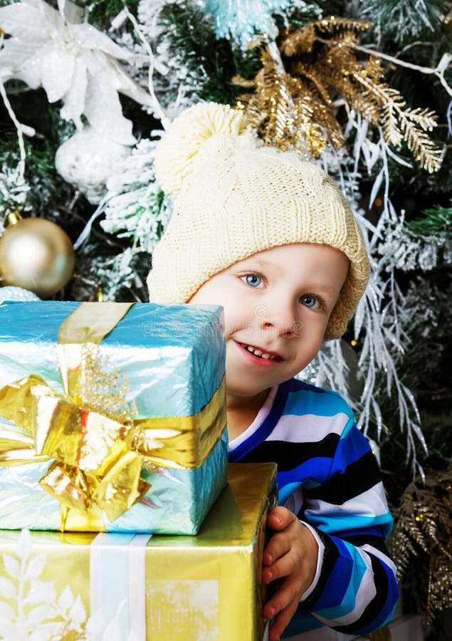 Ragazzo Con I Regali Di Natale Immagine Stock - Immagine di ...