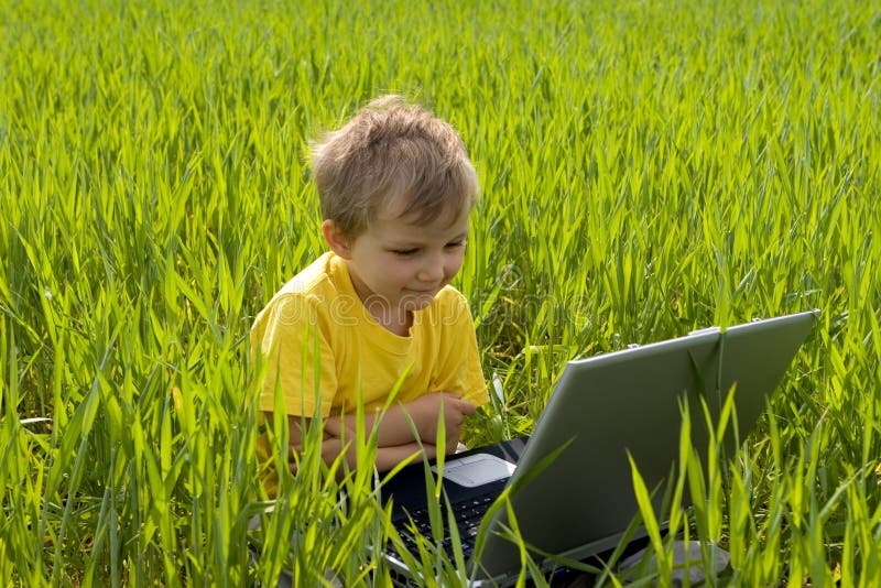 Ragazzo Con Il Computer Portatile Immagine. Immagine: 833691