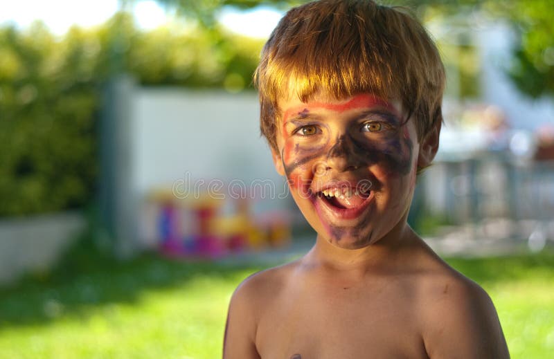 Ragazzo Felice Con Il Viso Dipinto Fotografia Stock - Immagine di nave ...