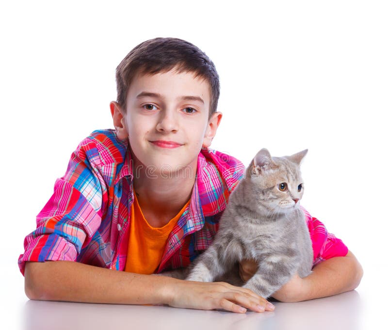 Ragazzo con il suo gatto fotografia stock. Immagine di gioco - 53097724