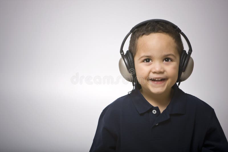 Ragazzo con le cuffie fotografia stock. Immagine di elettronica - 4393114