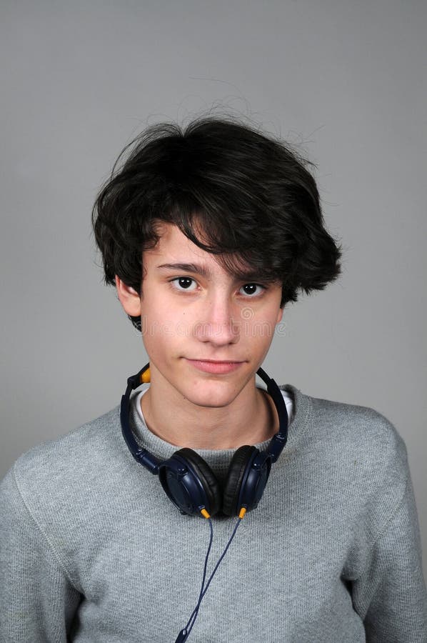 Ritratto Di Un Ragazzo, Adolescente Di 16 Anni Con Capelli Lunghi ...