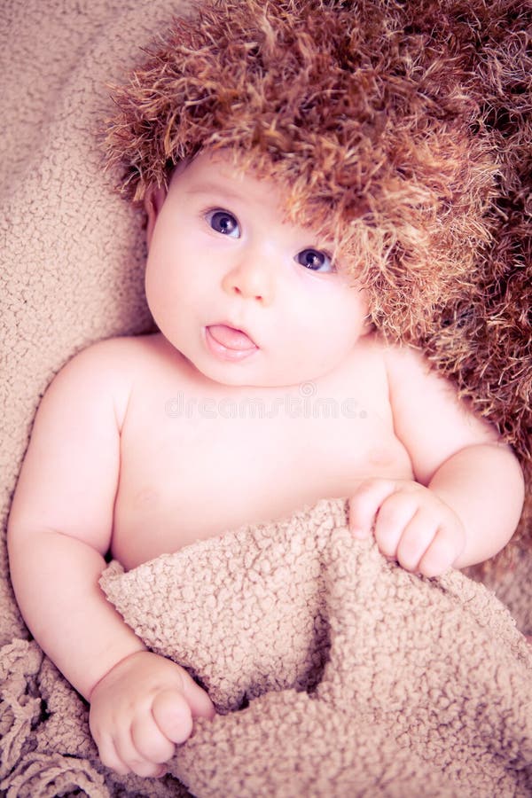 Piccolo Bambino Blu Con Cappello Fotografia Stock - Immagine di ...