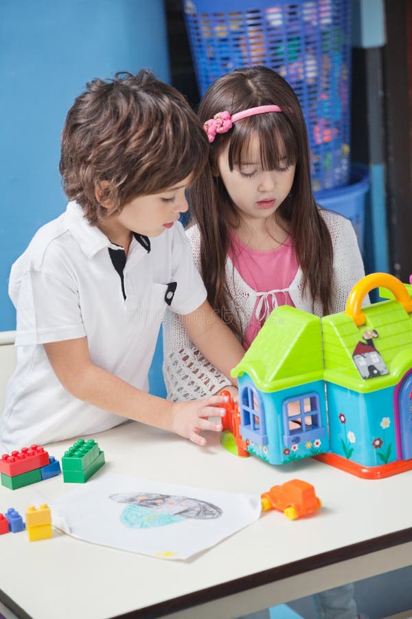 Ragazzo E Ragazza Che Giocano Con La Camera Di Plastica Dentro ...
