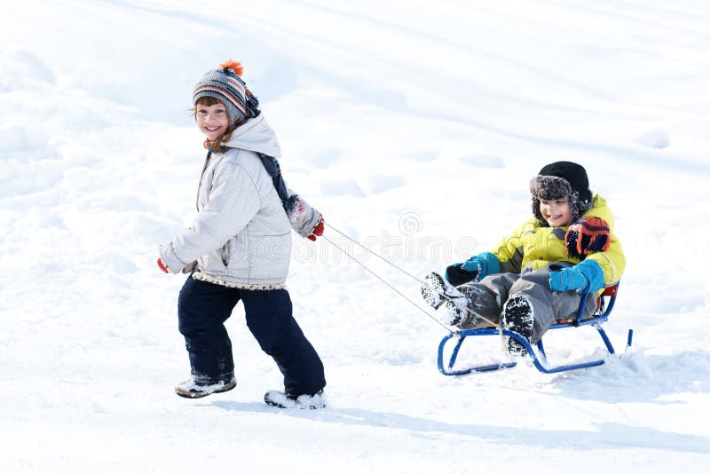 Ragazzo E Ragazza Con La Slitta Fotografia Stock - Immagine di giochi ...