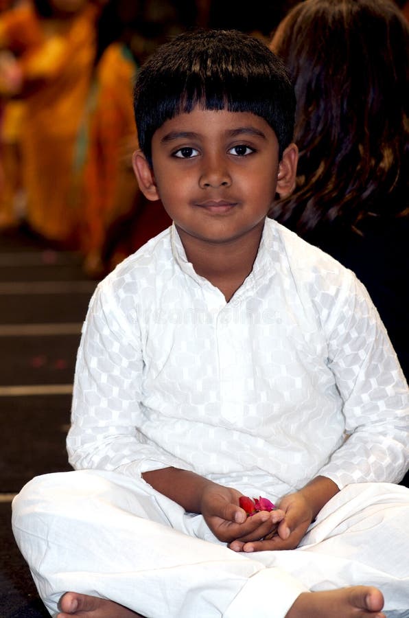 Ragazzo Indiano in Tempiale Fotografia Stock - Immagine di palato ...