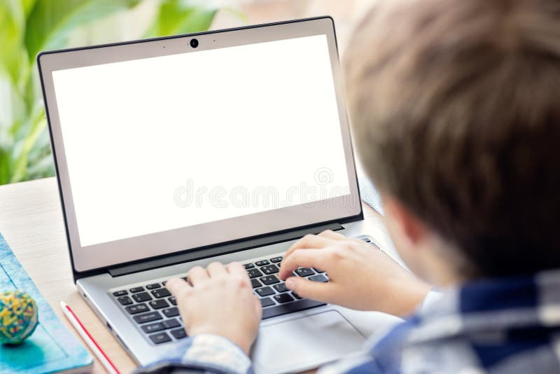 Ragazzo Su Internet Con Il Computer Portatile Che Fa Compito Immagine ...