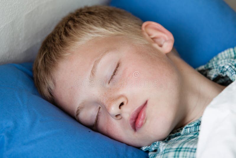 Ragazzo Sveglio Che Dorme a Letto Fotografia Stock - Immagine di ...