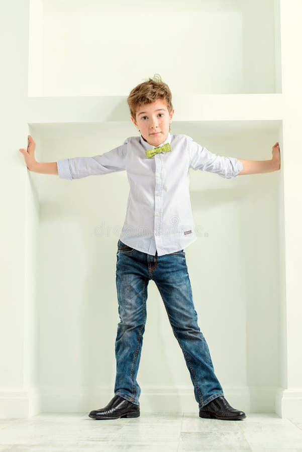 Ragazzo in Vestiti Alla Moda Immagine Stock - Immagine di modo, bambino ...