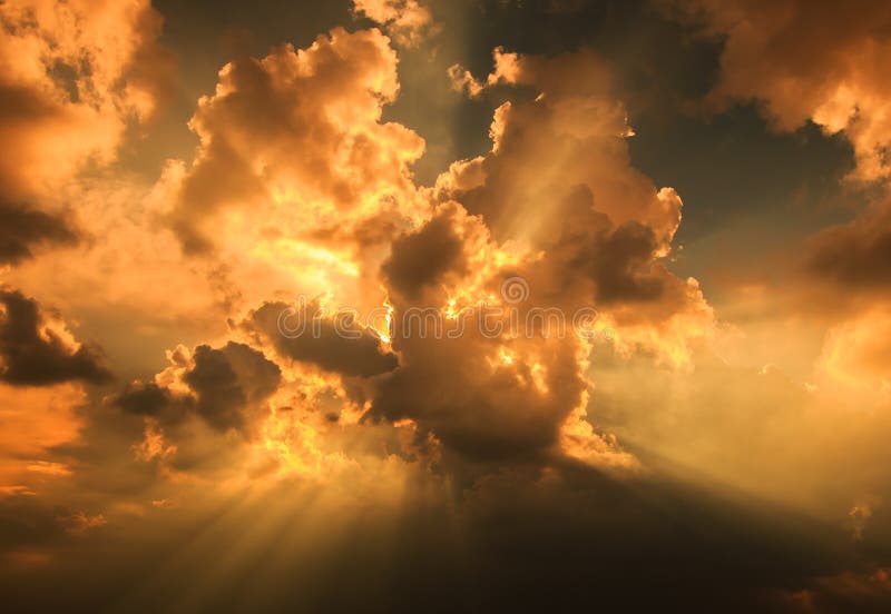 Raggi Di Luce Che Splendono Attraverso Le Nuvole Scure Fotografia Stock ...