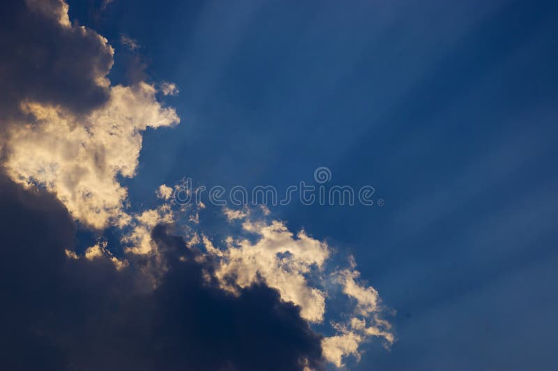 Raggi di luce solare fotografia stock. Immagine di drammatico - 213032