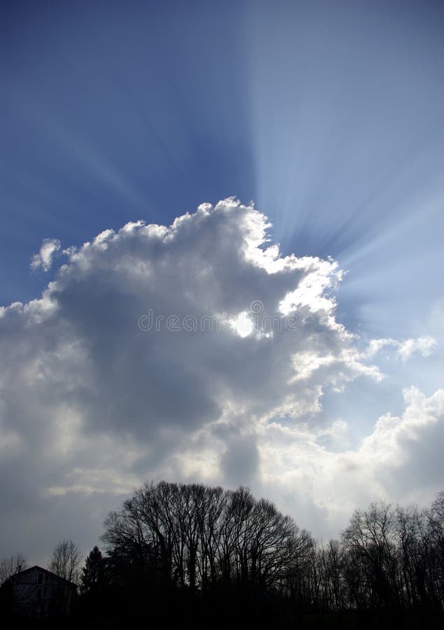 Raggi Di Luce Solare Attraverso Le Nubi Fotografia Stock - Immagine di ...