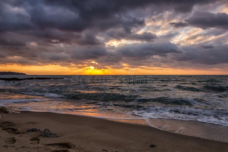 Raggi Solari Tra Le Nuvole Tempestose E Il Mare Fotografia Stock ...