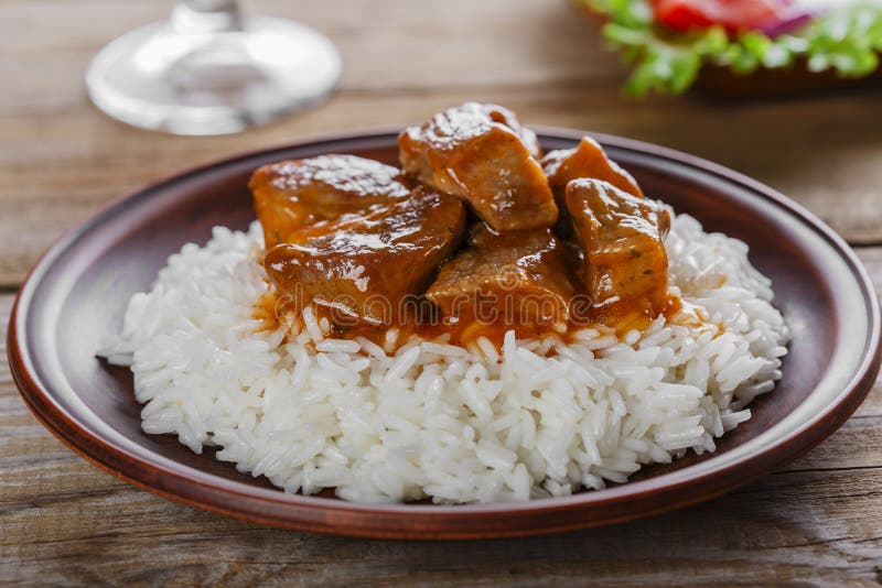 Ragoût De Boeuf Avec Du Riz Blanc Photo stock - Image du dîner, sauce ...