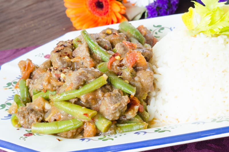 Ragoût De Boeuf Avec Les Haricots Verts Et Le Riz Photo stock - Image ...