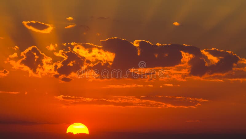 Raias de Sun no por do sol imagem de stock. Imagem de raios - 58667249