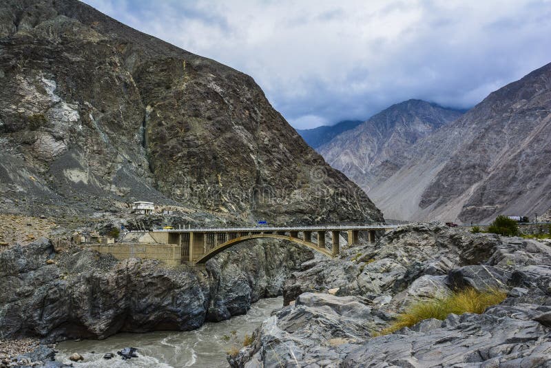 Raikot most na rzeka indus obraz stock. Obraz złożonej z zagrożenia ...