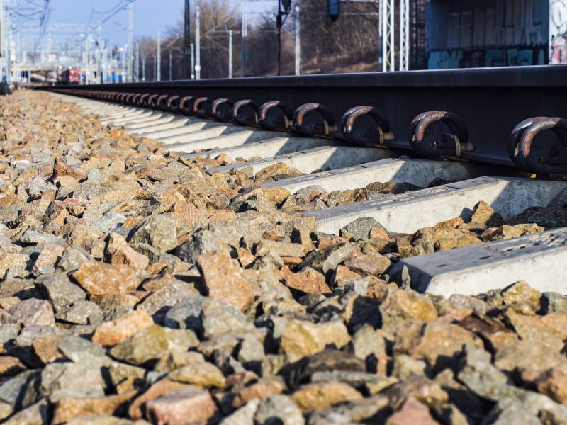 Remblai ferroviaire photo stock. Image du monticule, voies - 18182046