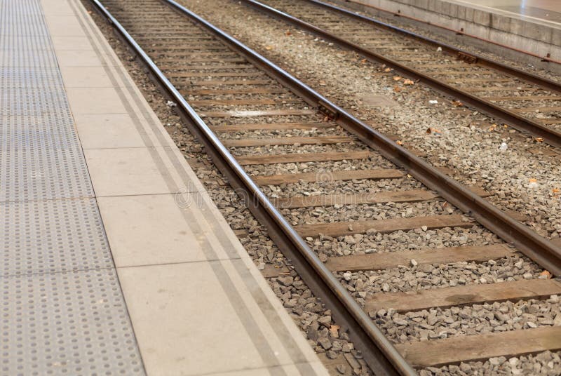 Rails De Train Avec Des Roches Image stock - Image du véhicule, retardé ...