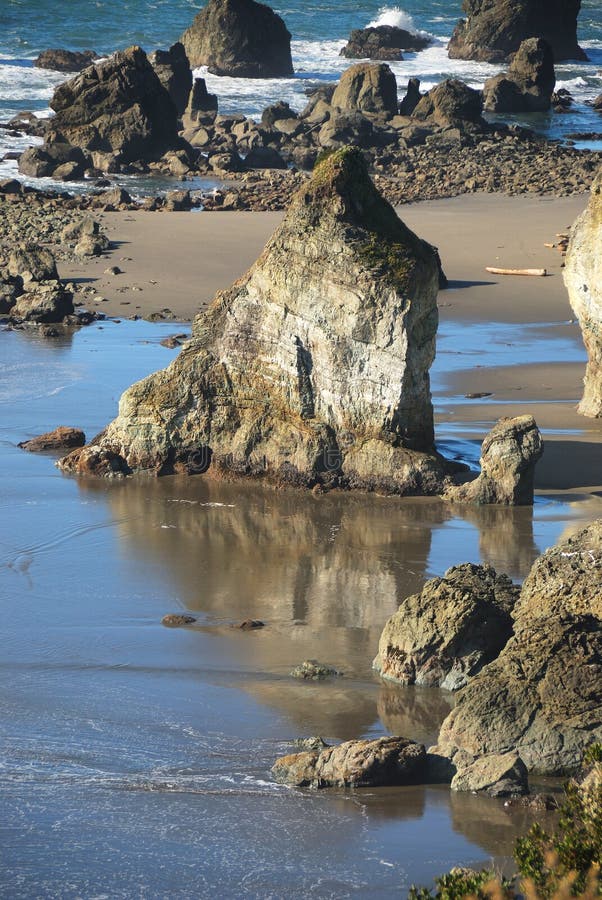 Chert Layers at Rainbow Rock, Oregon Stock Photo - Image of chalcedony ...