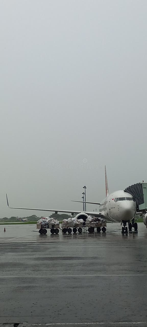 Rainy Loading Unloading Activity Aircraft Editorial Stock Photo - Image ...