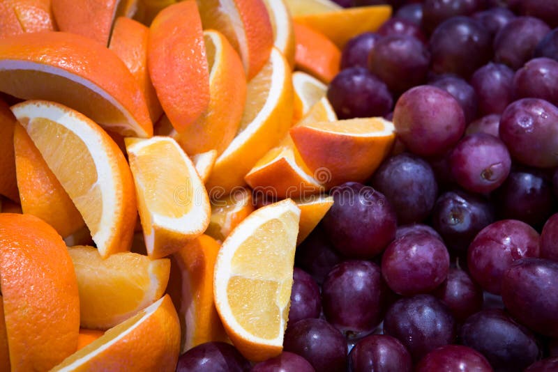 Raisin et tranche orange image stock. Image du mûr, santé - 28995443