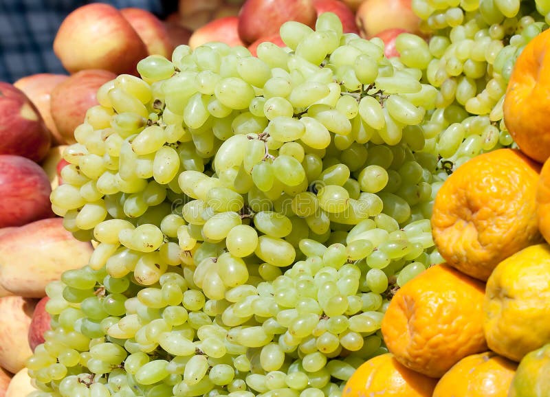 Raisin et tranche orange image stock. Image du mûr, santé - 28995443