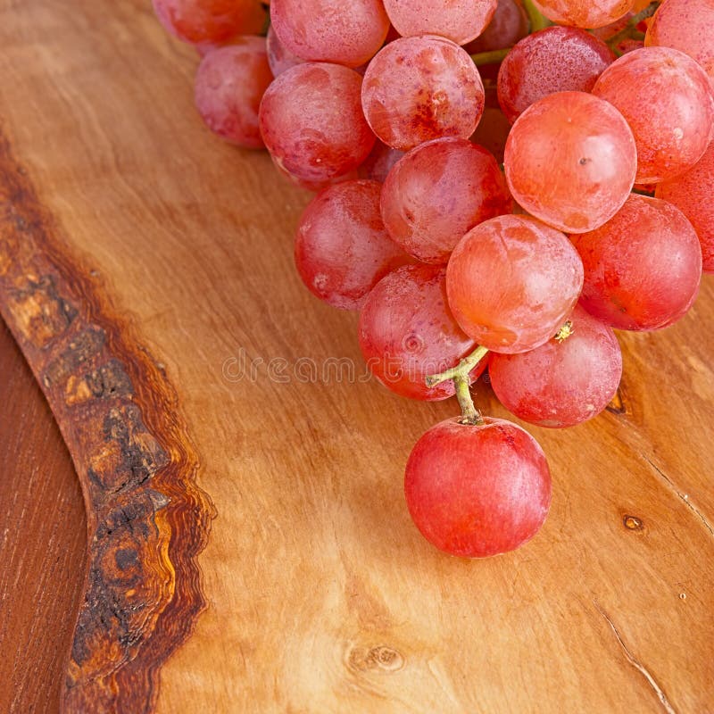 Raisin rouge image stock. Image du rond, fermer, couleur - 30479301