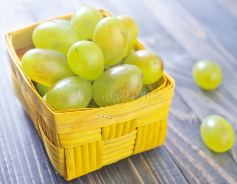 Coupez le raisin vert image stock. Image du organique - 16875987