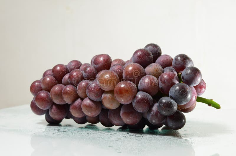 Raisin violet image stock. Image du toujours, raisin - 45385701