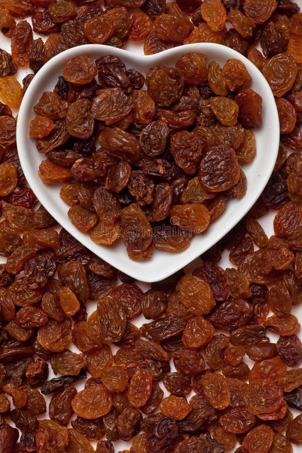 Fruits De Raisin Sec Dans Le Plat Image stock - Image du fruits, plaque ...
