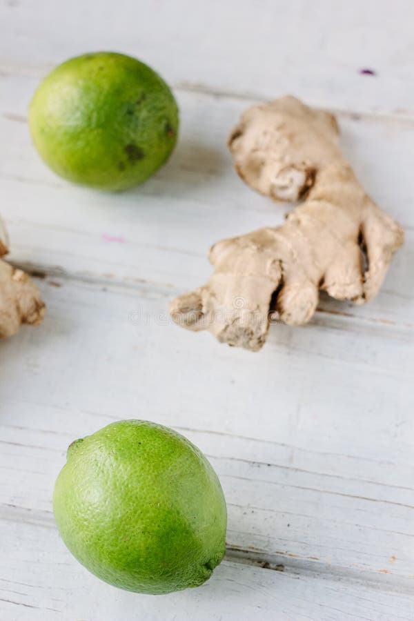 Raiz Verde Do Cal E Do Gengibre Foto de Stock - Imagem de especiarias ...