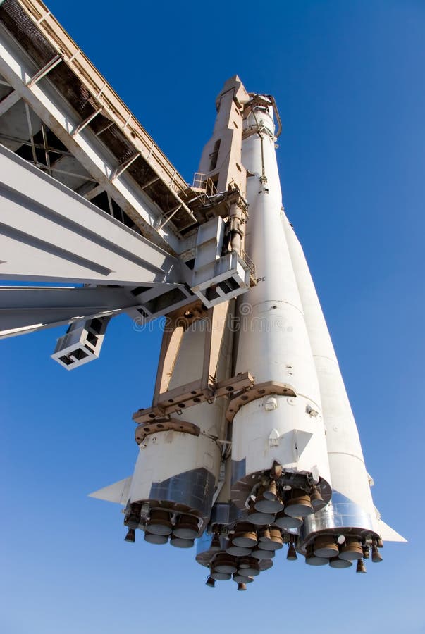 Raket op een platform stock foto. Image of futuristisch - 11161300