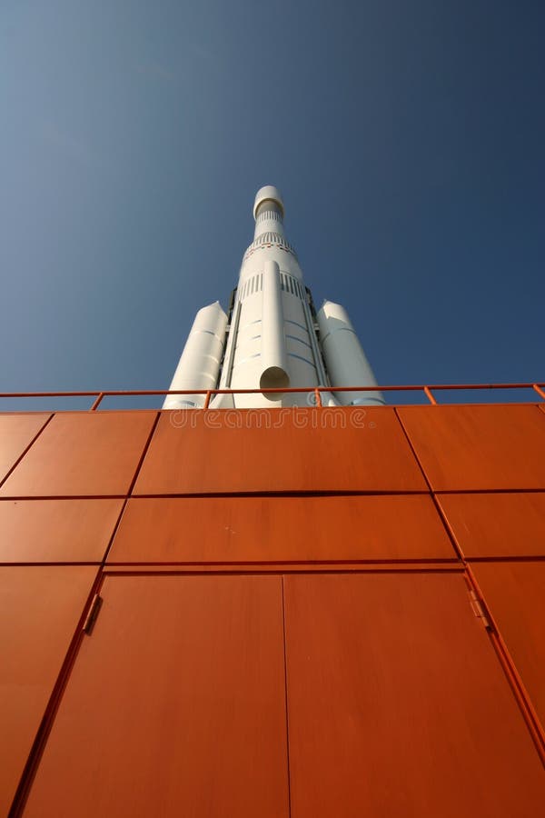 Raket op een platform stock foto. Image of futuristisch - 11161300