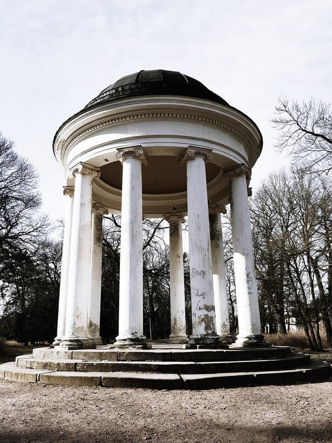 Ramantischer Pavilion in the Park Stock Image - Image of stone, pillars ...