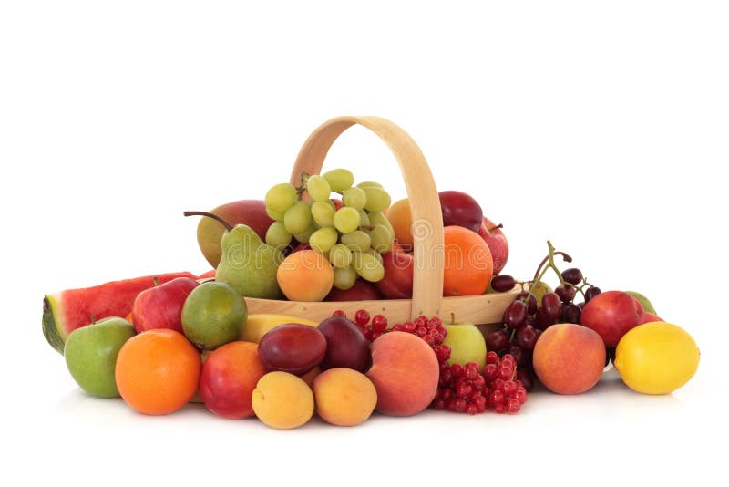 Ramassage De Fruit Dans La Cuvette En Plastique Rouge Photo stock ...