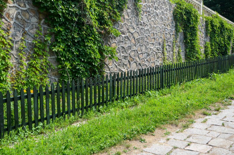 Une Rambarde En Bois Sur Un Bord De La Route Rural Avec Une Perspective ...