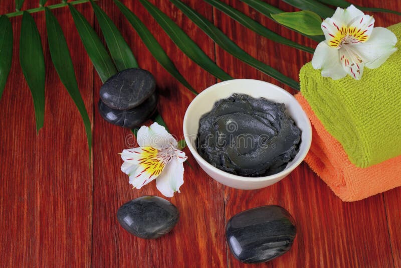 Il Fango Nero Dell'argilla Per I Trattamenti Della Stazione Termale Ed ...