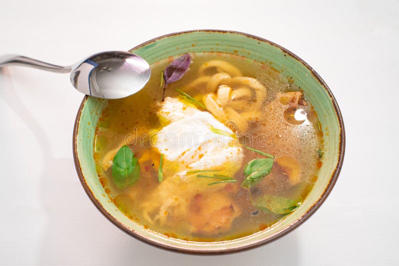 Ramen Com Frango. Comida Japonesa Saborosa Em Fundo Branco. Foto de ...