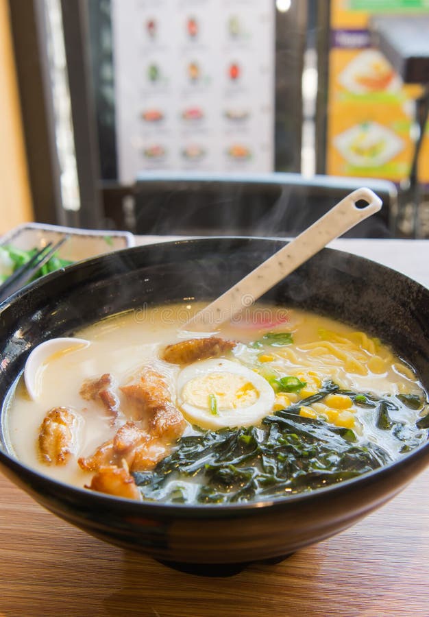 Ramen Japoneses Do Tonkotsu Com Frango Frito Foto de Stock - Imagem de ...